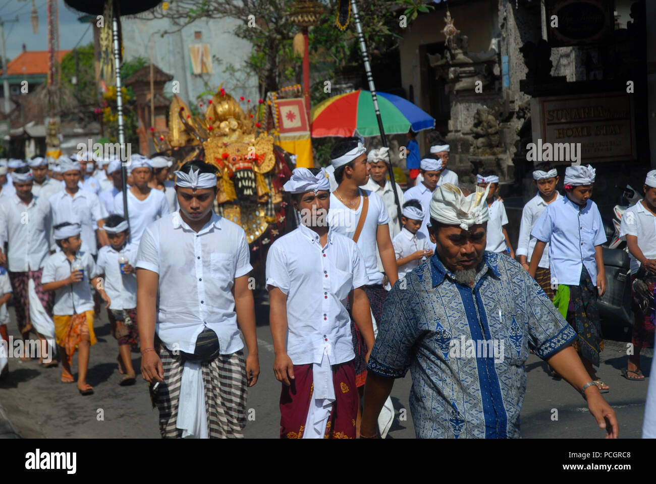 A Hindu temple procession, walking through the streets of Ubud, Bali ...