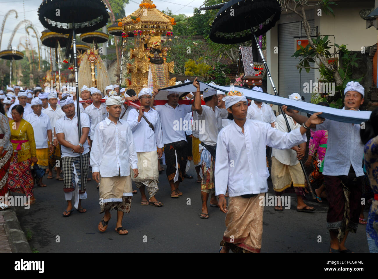 A Hindu temple procession, walking through the streets of Ubud, Bali ...