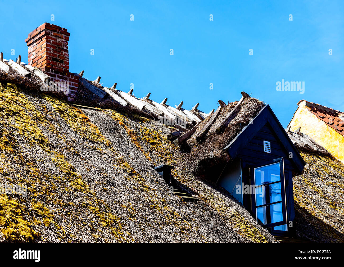 Traditional thatched roof on historic building at Dragør fishing ...