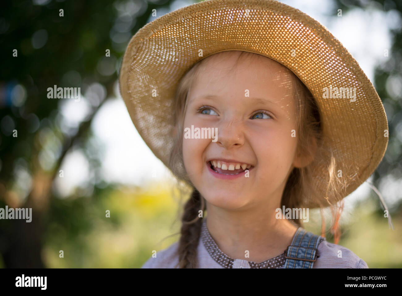 Happy face of little helper girl during fall gardening Stock Photo - Alamy