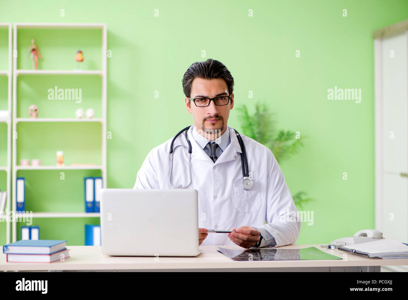 Doctor working in the hospital Stock Photo - Alamy