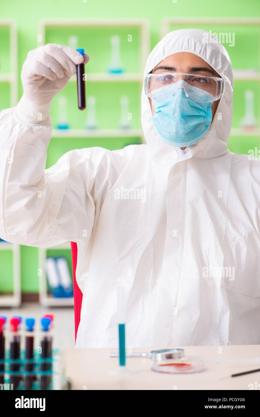 Chemist working in the lab on new experiment Stock Photo - Alamy