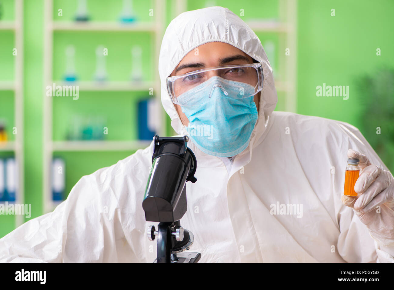 Chemist working in the lab on new experiment Stock Photo - Alamy