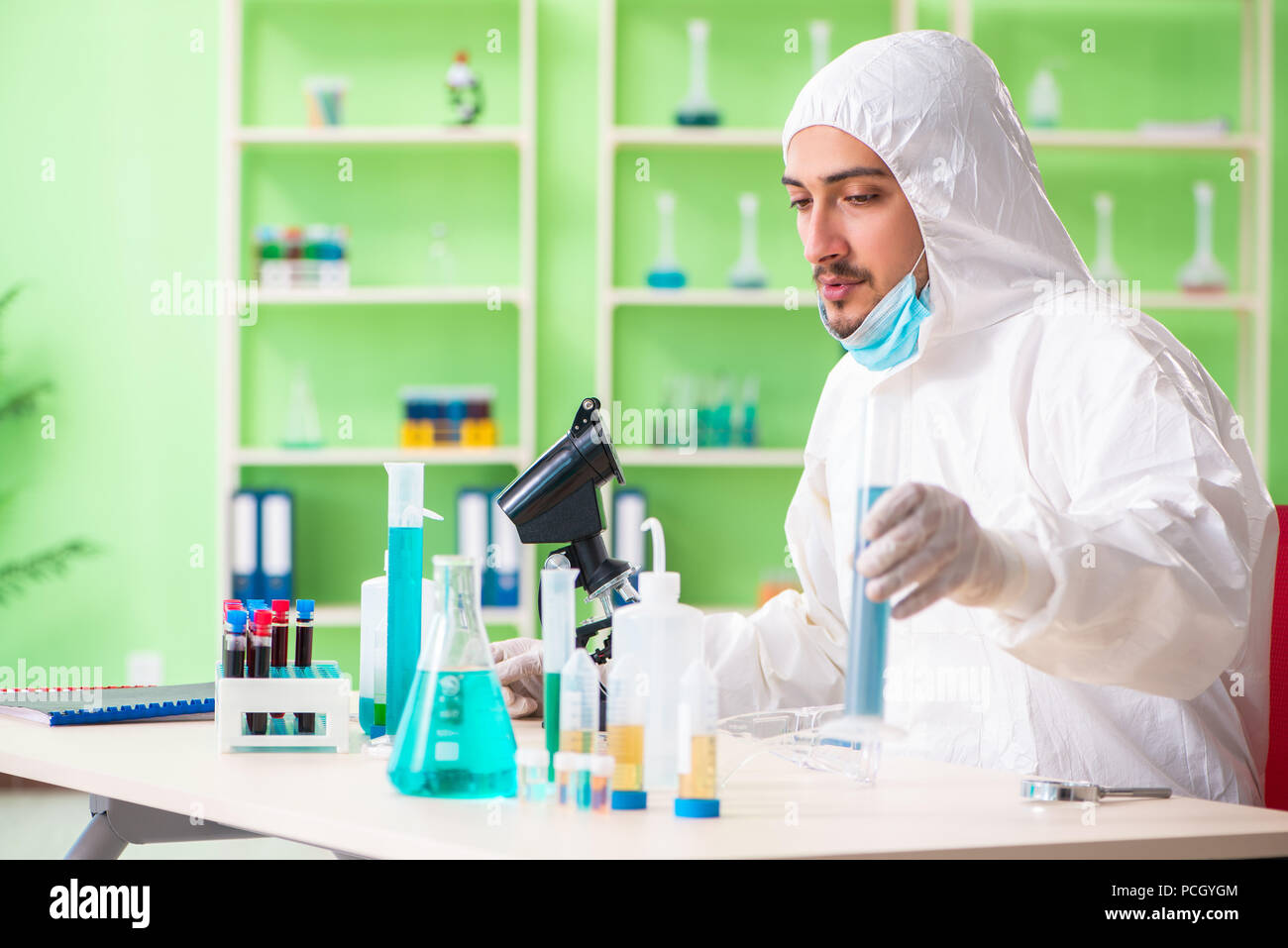 Chemist working in the lab on new experiment Stock Photo - Alamy
