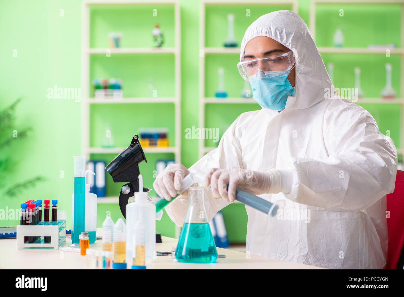 Chemist working in the lab on new experiment Stock Photo - Alamy