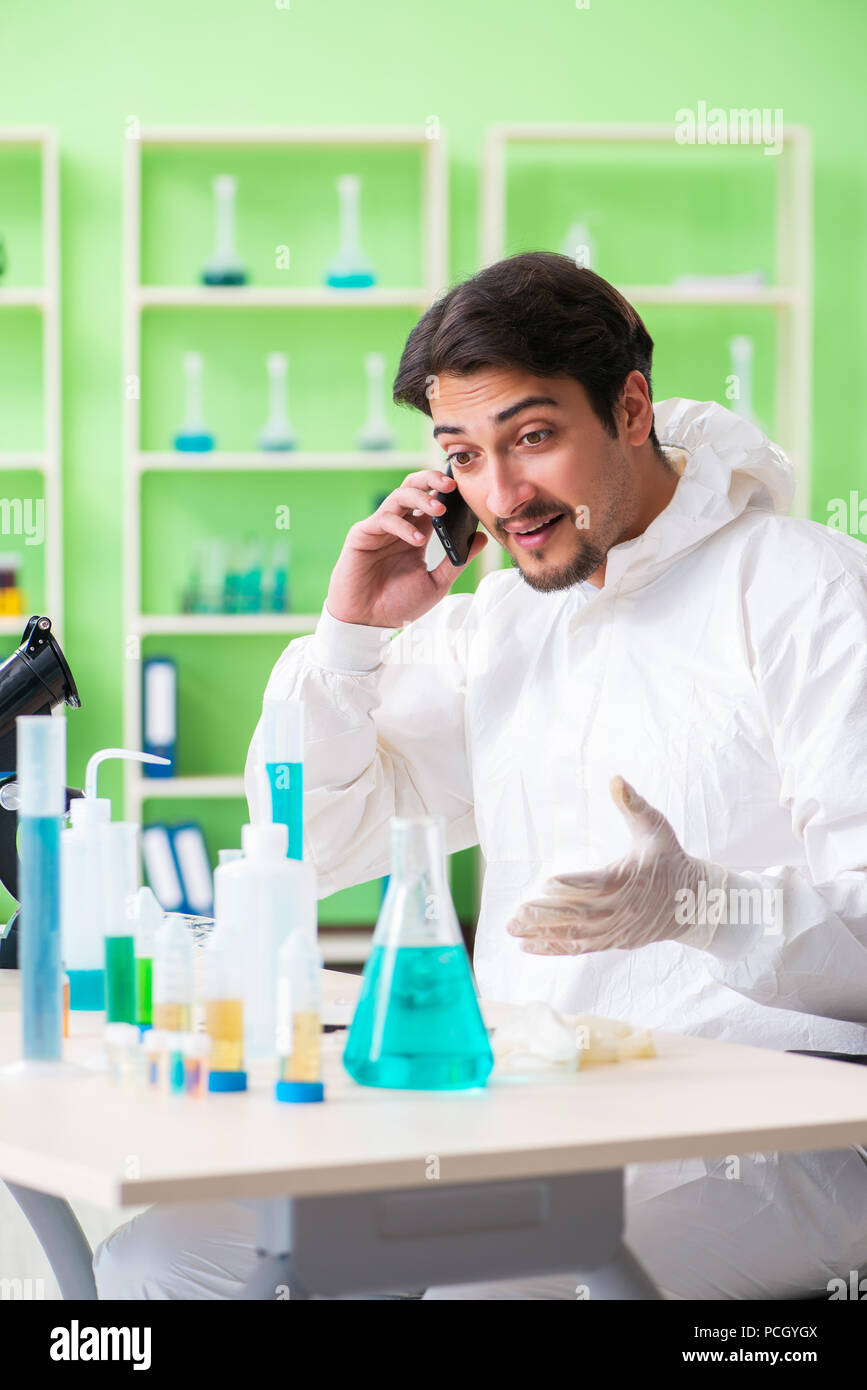 Chemist working in the lab on new experiment Stock Photo - Alamy
