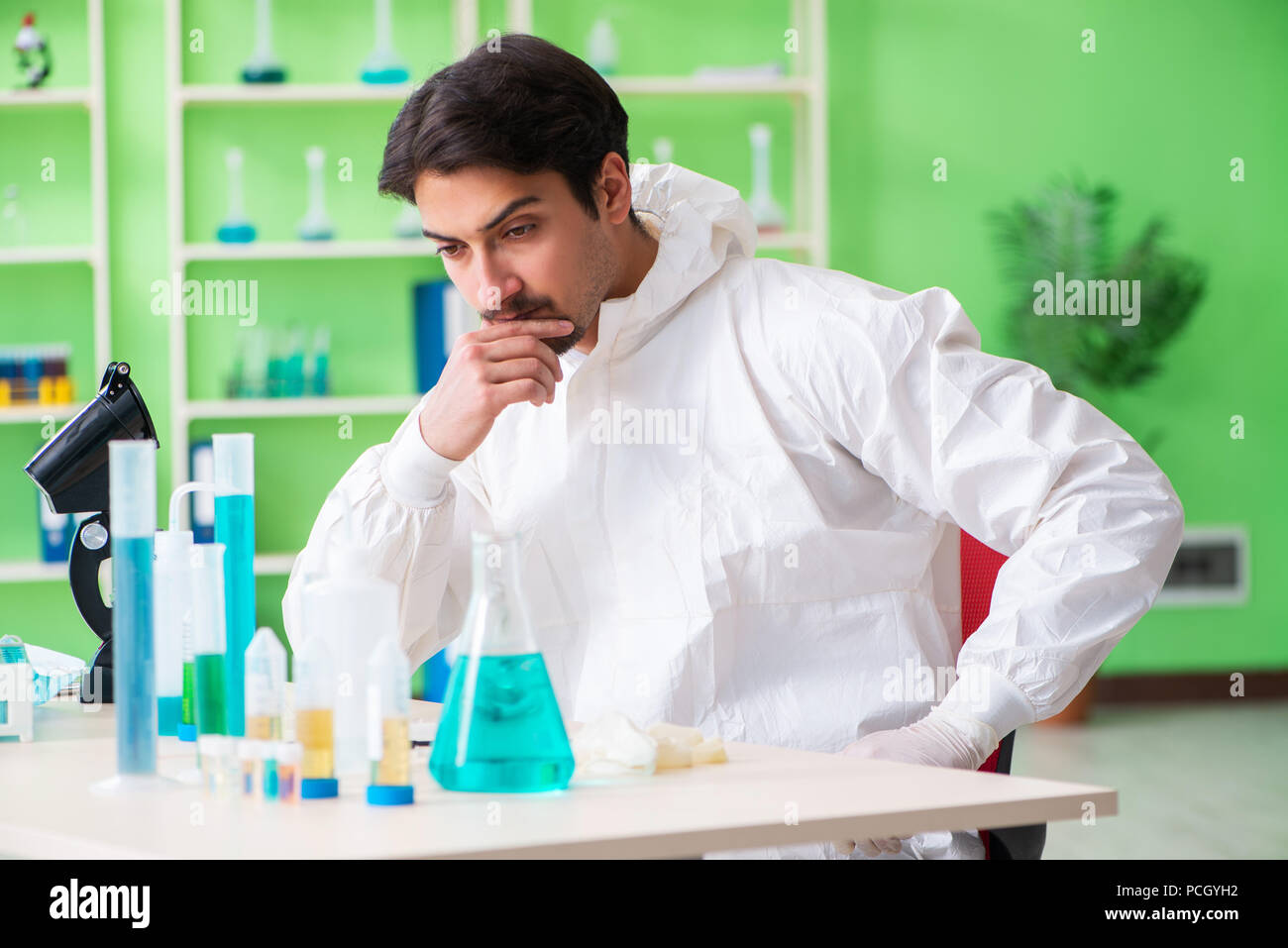 Chemist working in the lab on new experiment Stock Photo - Alamy