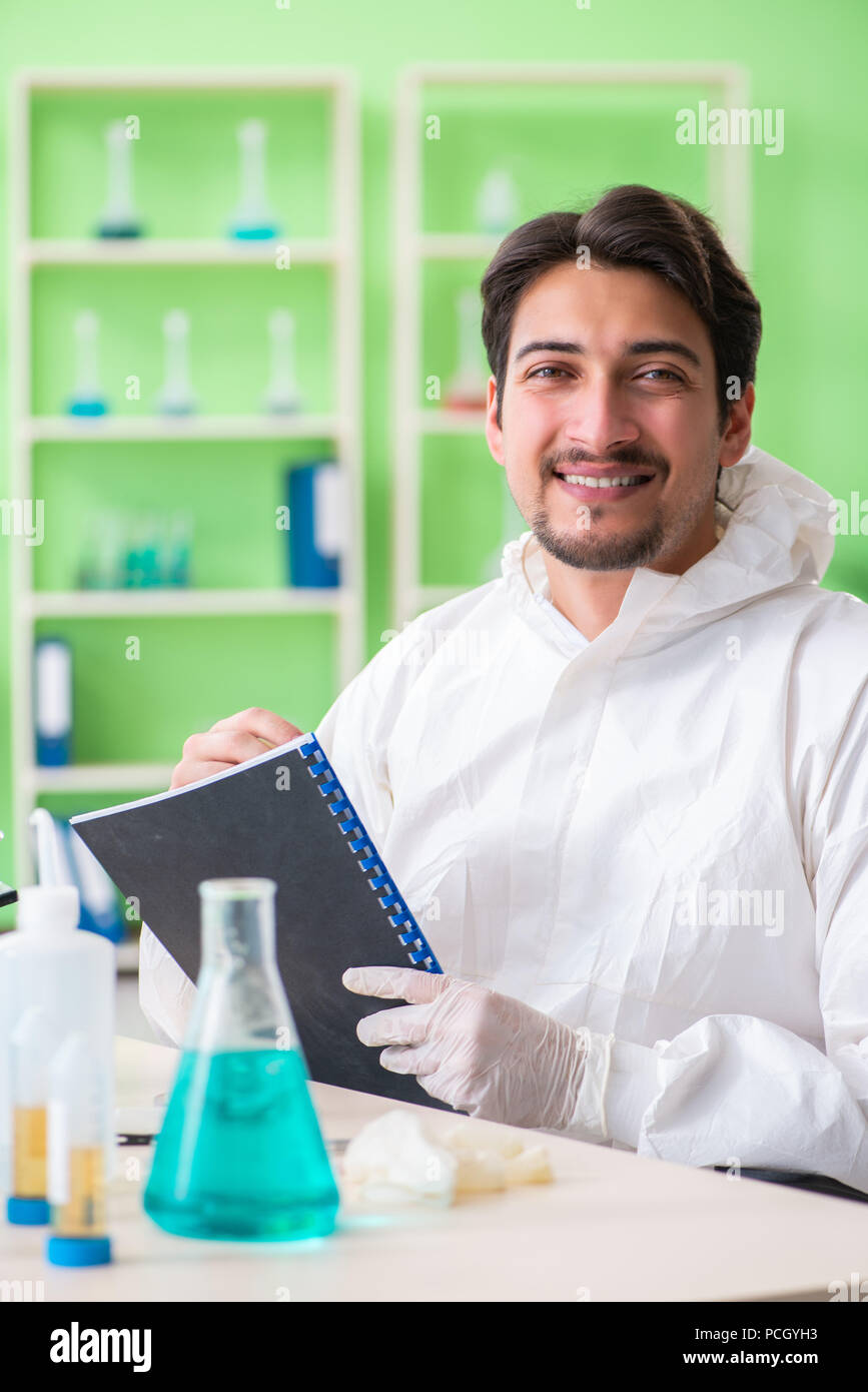 Chemist working in the lab on new experiment Stock Photo - Alamy