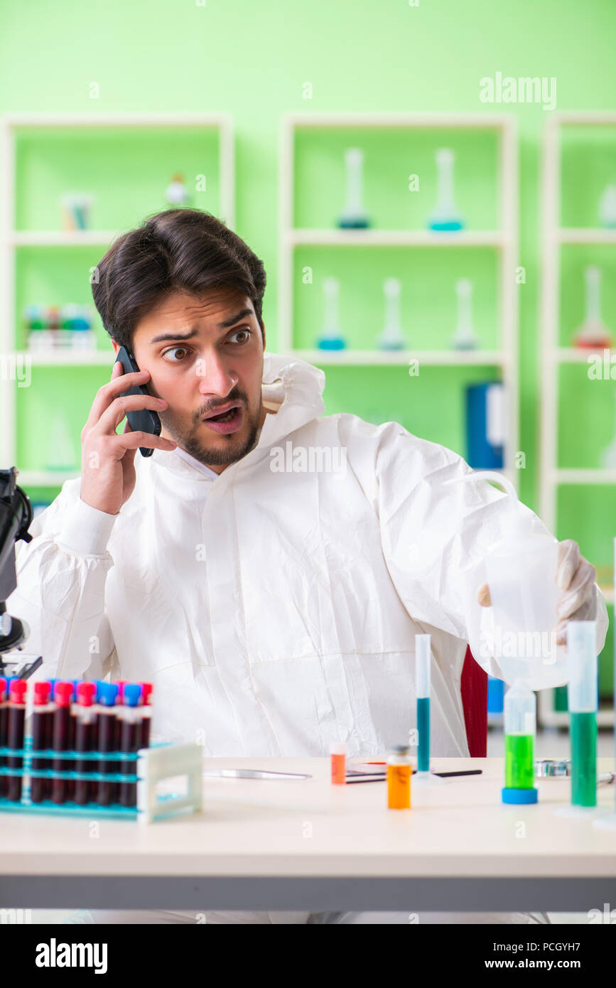 Chemist working in the lab on new experiment Stock Photo - Alamy
