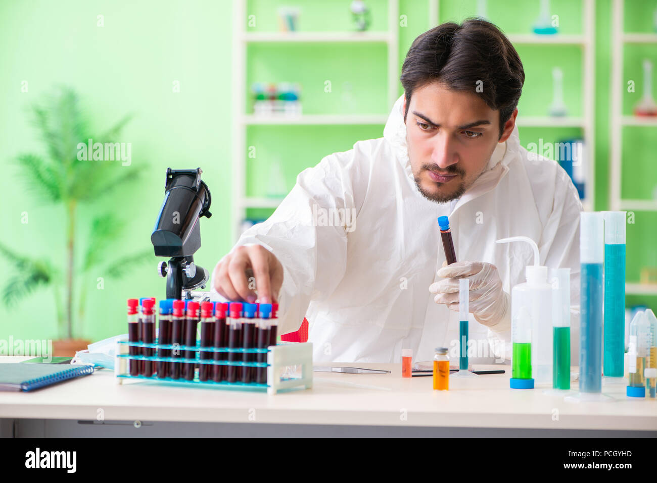 Chemist working in the lab on new experiment Stock Photo - Alamy