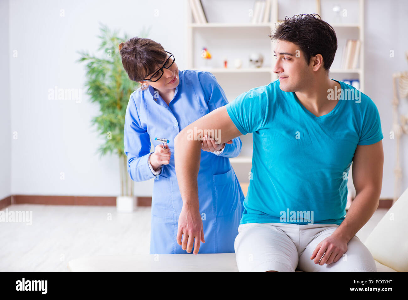 Doctor checking nerve reflexes with hammer Stock Photo - Alamy