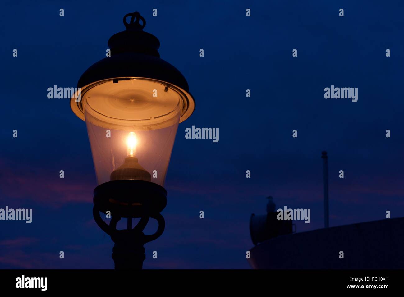 Street light lamp post lights glow glowing hi-res stock photography and ...