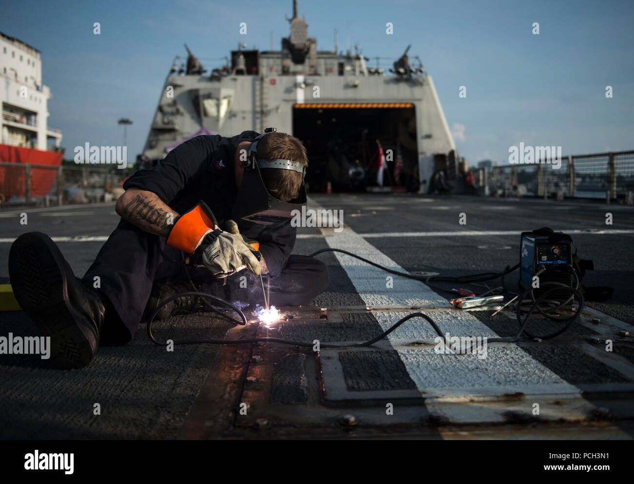 Warship maintenance hi-res stock photography and images - Alamy