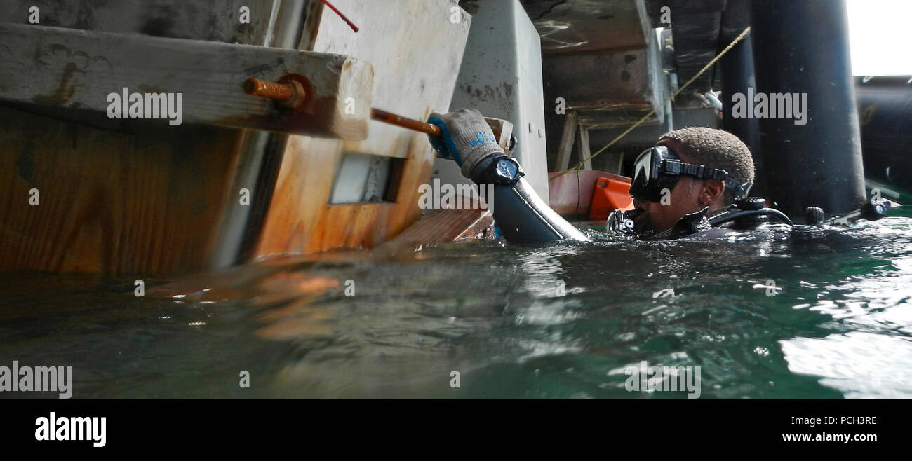 Underwater construction team hi-res stock photography and images - Alamy