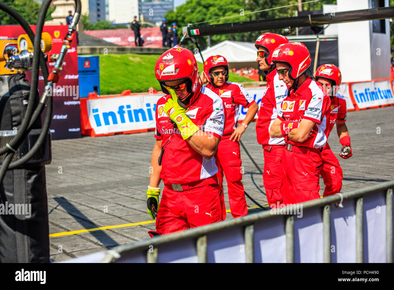Ferrari pit wheel change hi-res stock photography and images - Alamy