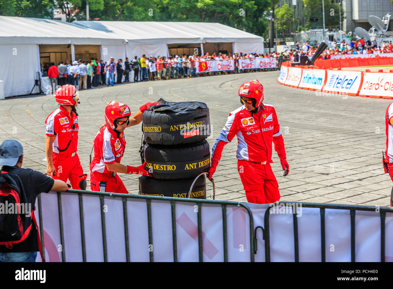 Ferrari formula 1 pit crew hi-res stock photography and images - Alamy