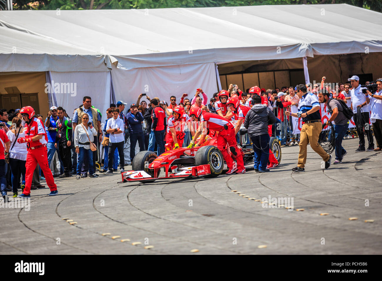 Ferrari f1 pit crew hi-res stock photography and images - Alamy