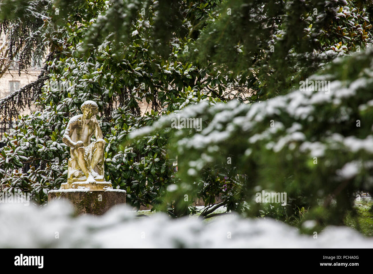 Thinking man statue hi-res stock photography and images - Alamy