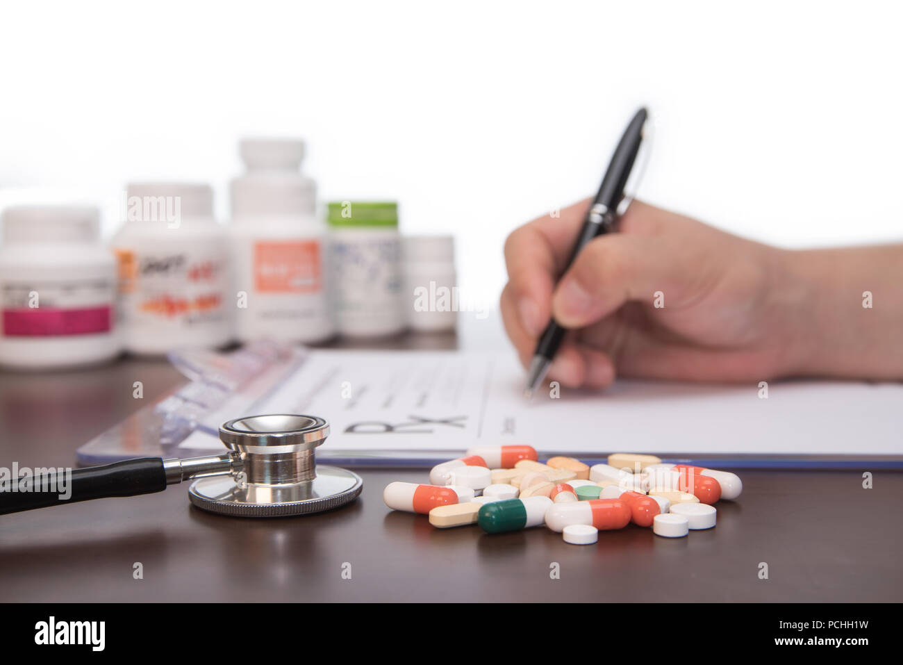 Doctor writing medicine patient paper hi-res stock photography and ...