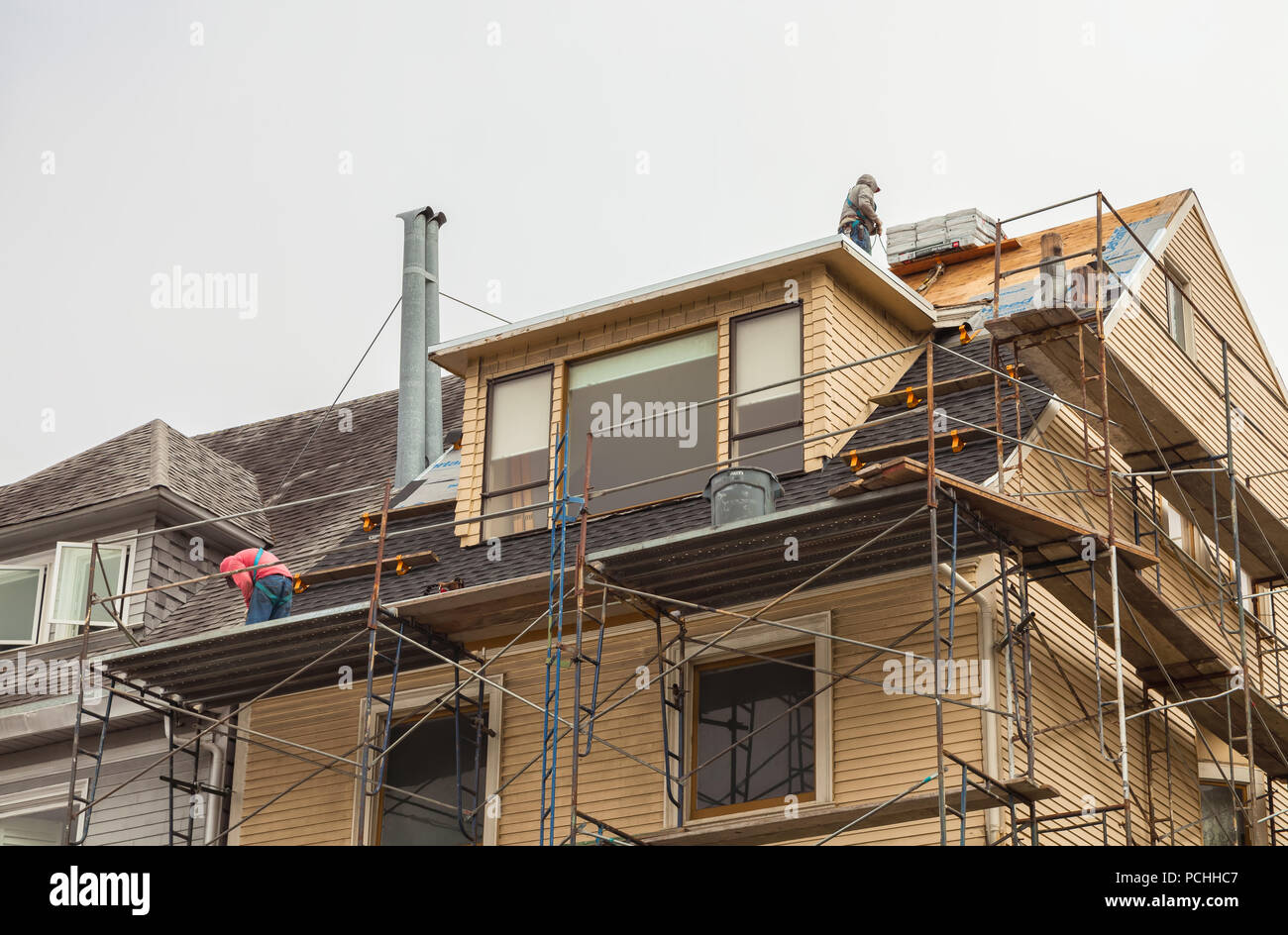 Workers fixing roof construction hi-res stock photography and images ...