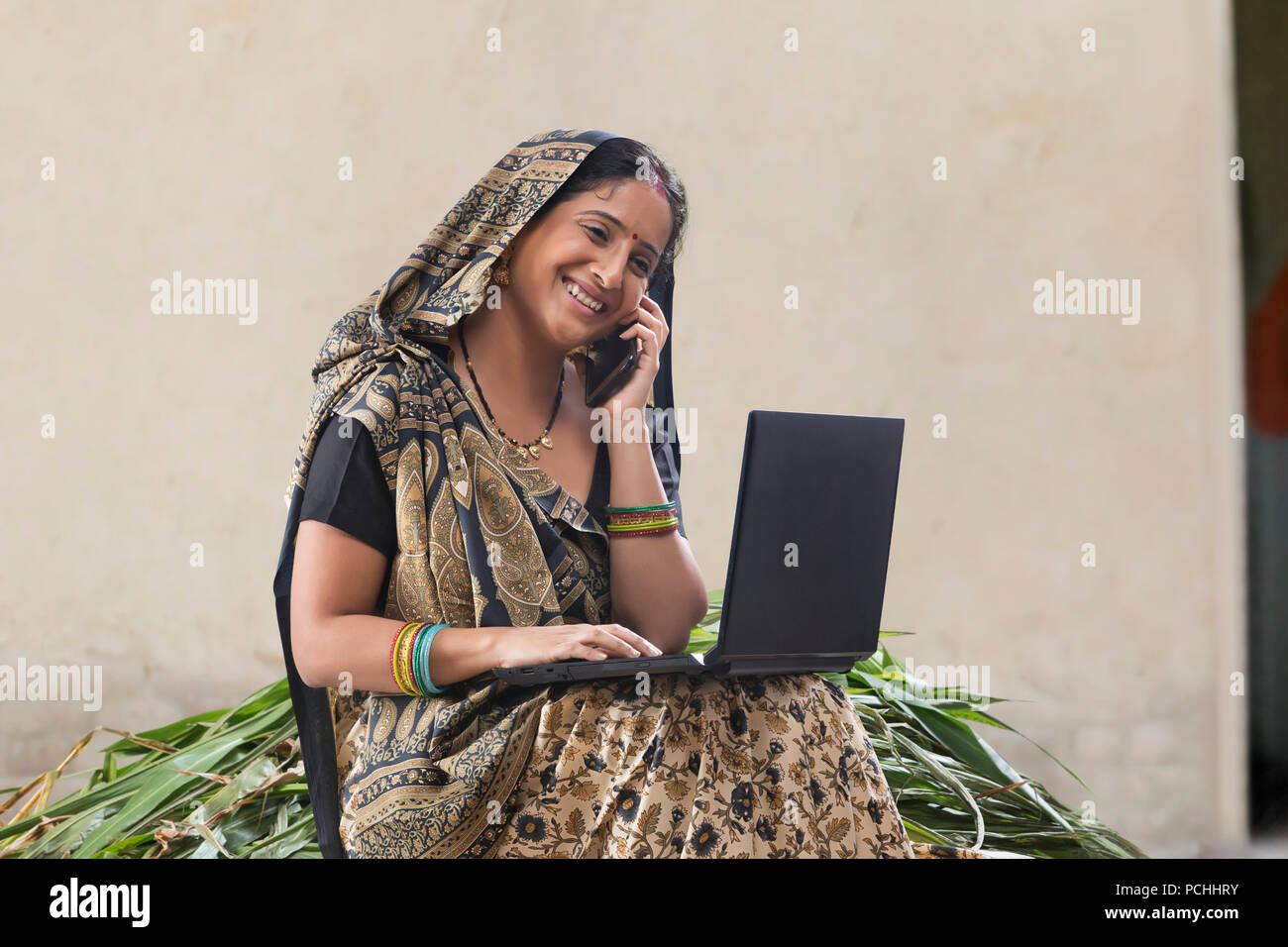 Mobile phone rural india woman hi-res stock photography and images - Alamy