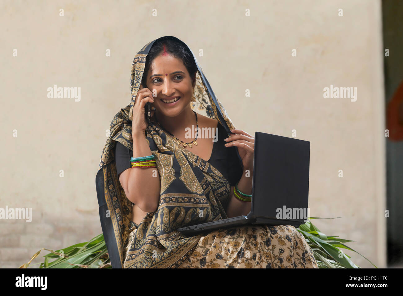 Mobile phone rural india woman hi-res stock photography and images - Alamy