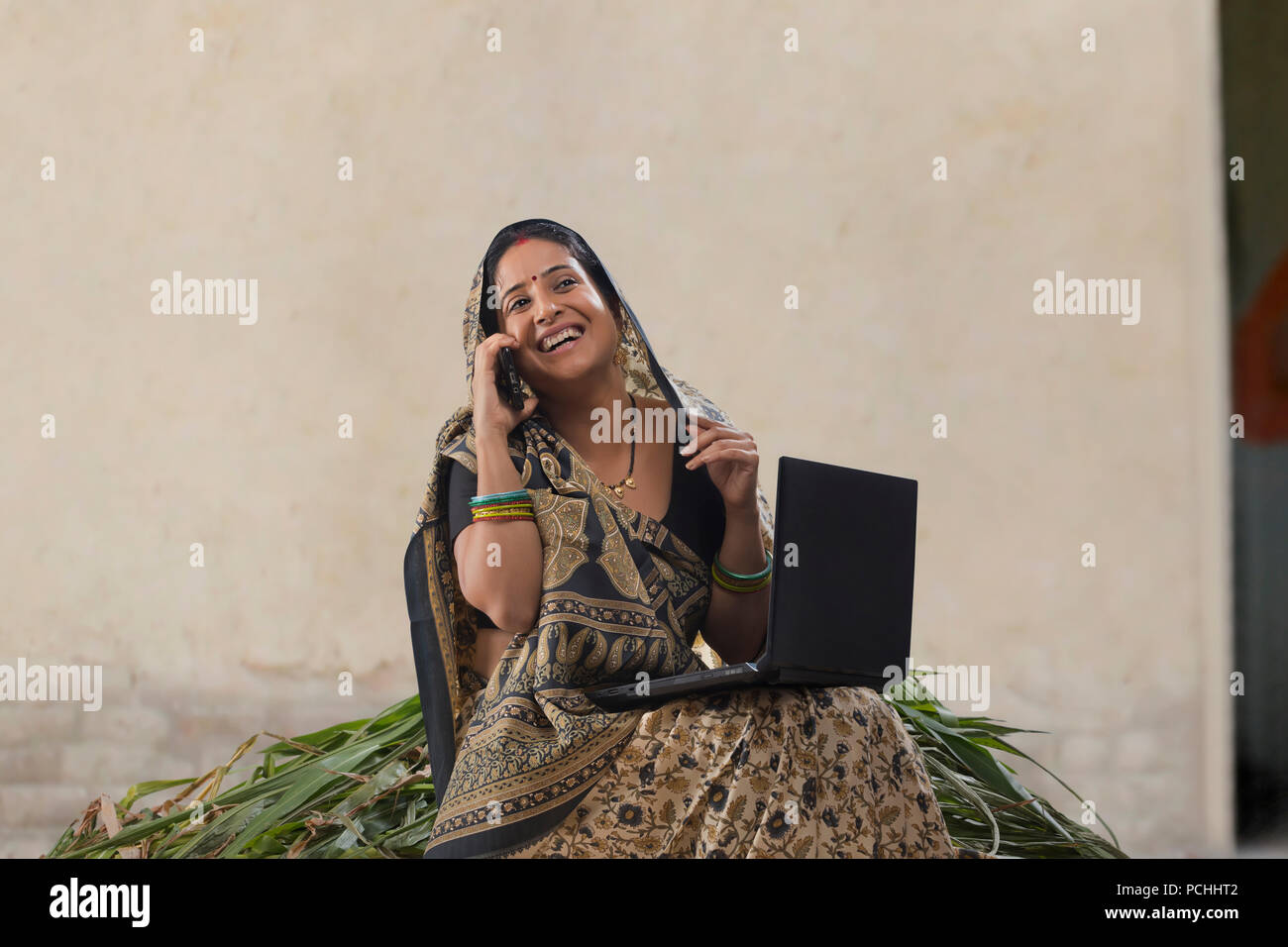 Mobile phone rural india woman hi-res stock photography and images - Alamy