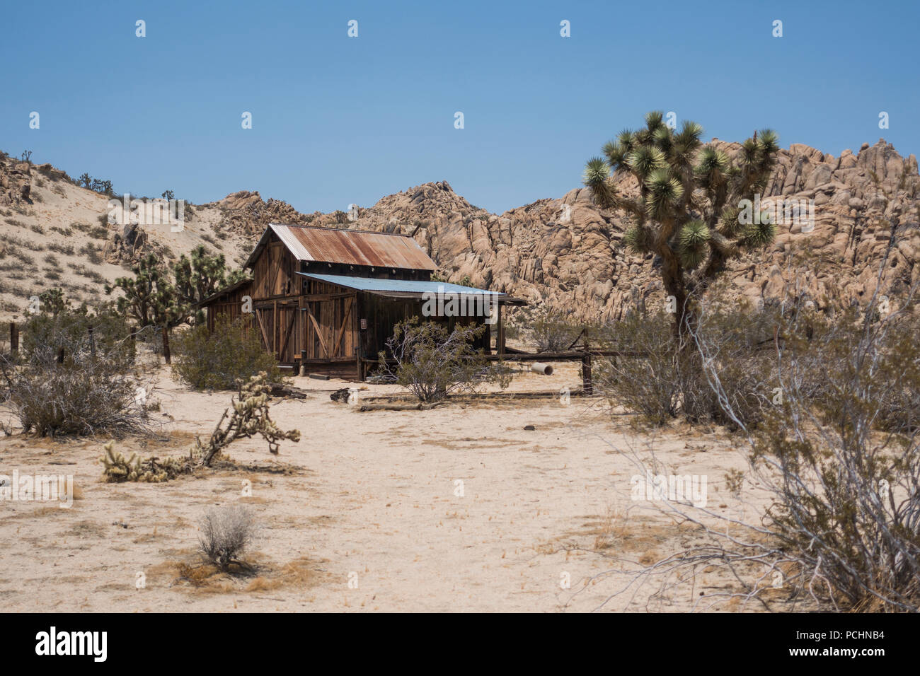 Old Barn in Mojave Desert Stock Photo - Alamy
