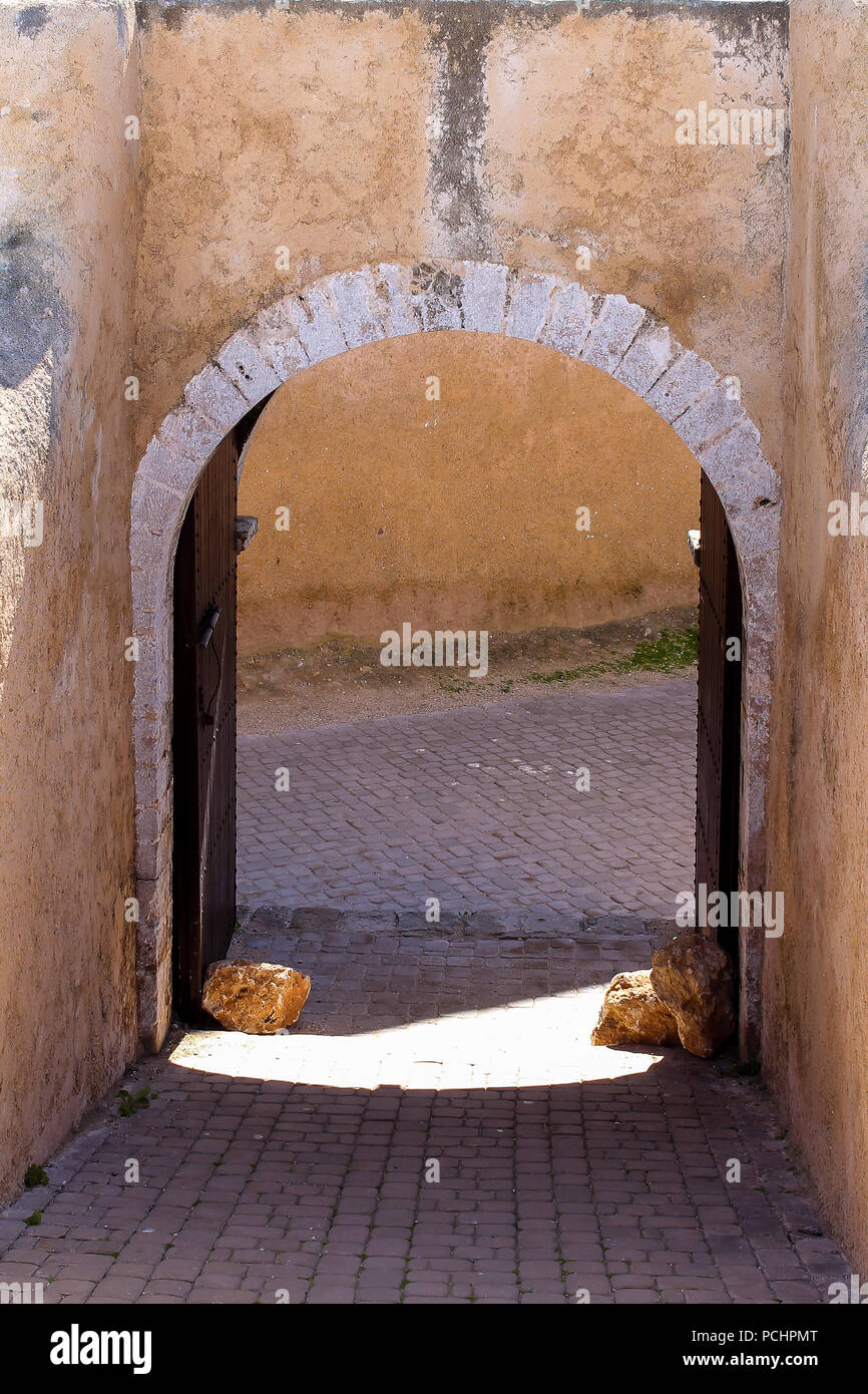 Fixed arch hi-res stock photography and images - Alamy
