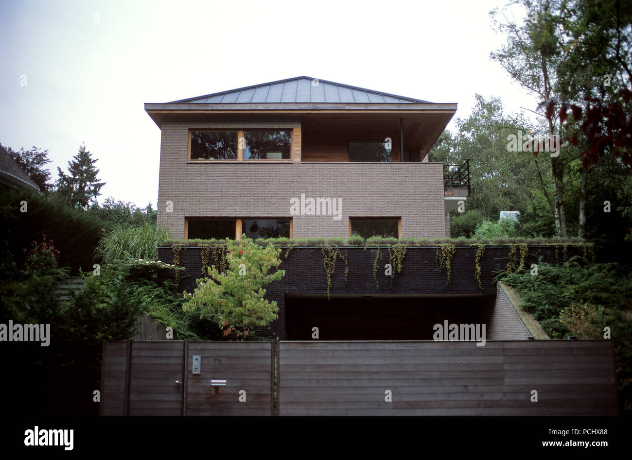 a private property in Kraainem, Brussels, designed by Modulo Architects ...