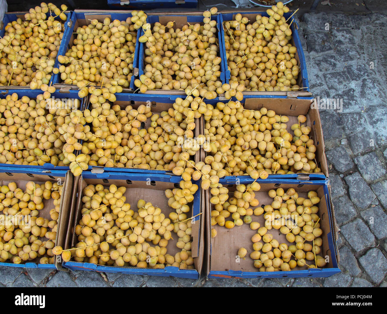 Heap of fresh dry dates at a market place Stock Photo - Alamy