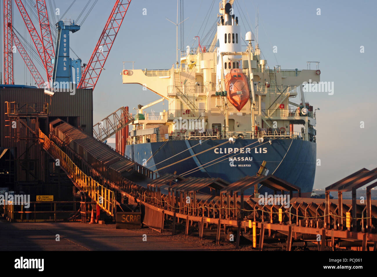 Bulk Carrier Clipper Lis unloading cargo Stock Photo - Alamy