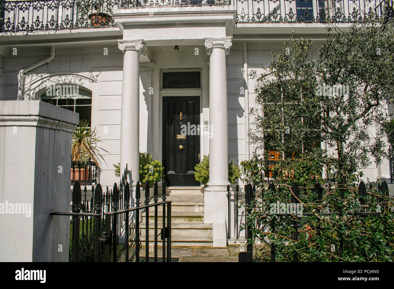 1930s uk terraced house hi-res stock photography and images - Alamy