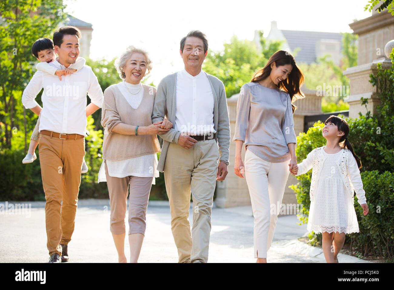 Happy chinese family hi-res stock photography and images - Alamy