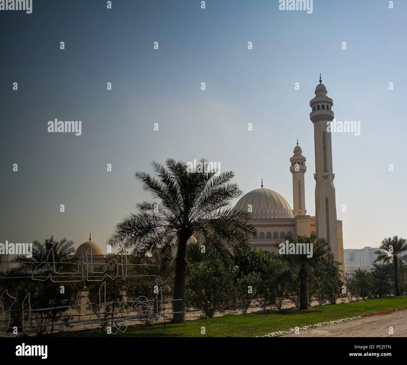 Bahrein mosque hi-res stock photography and images - Alamy