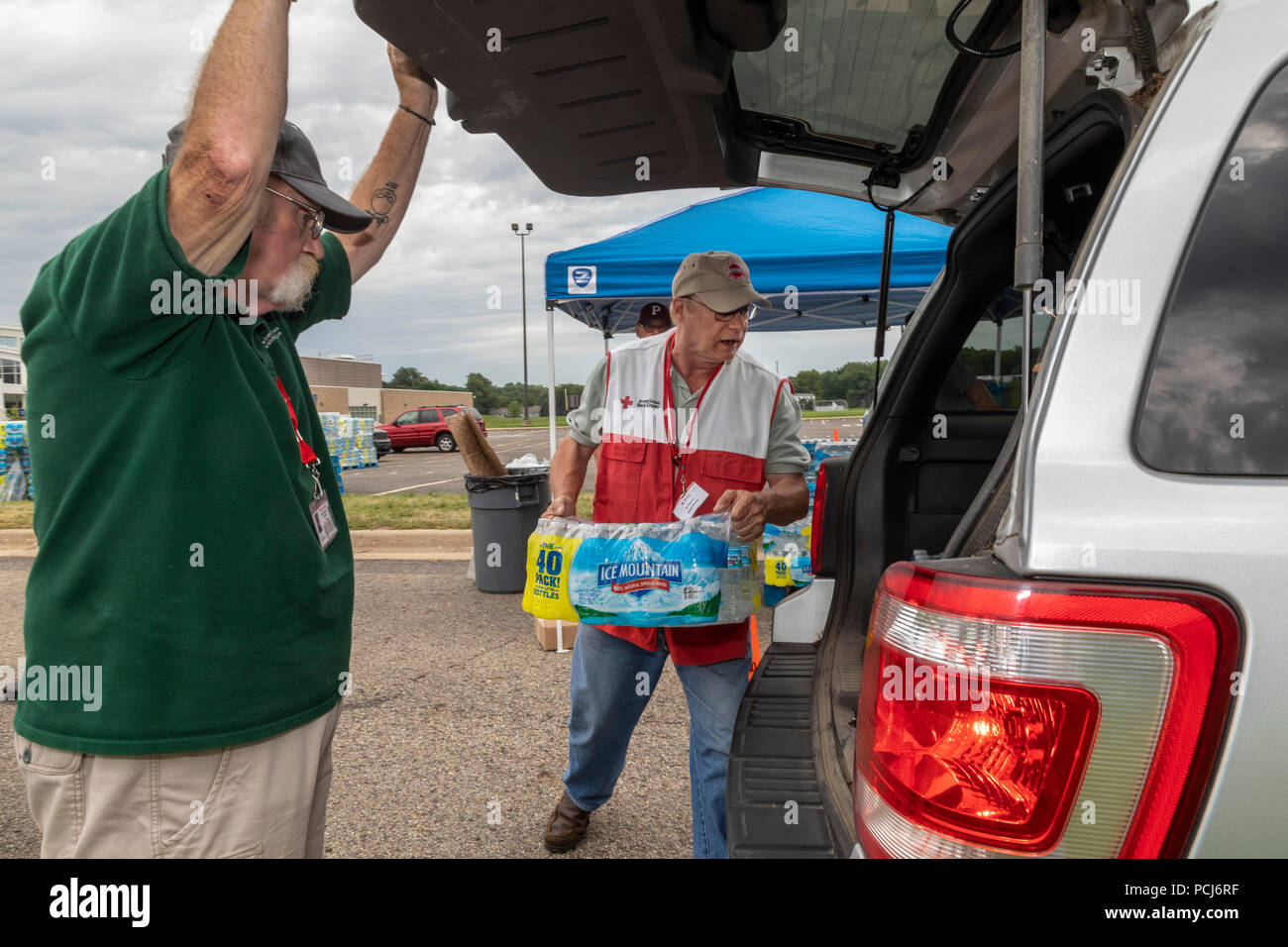 Parchment, Michigan – Volunteers from the Red Cross and Parchment High ...