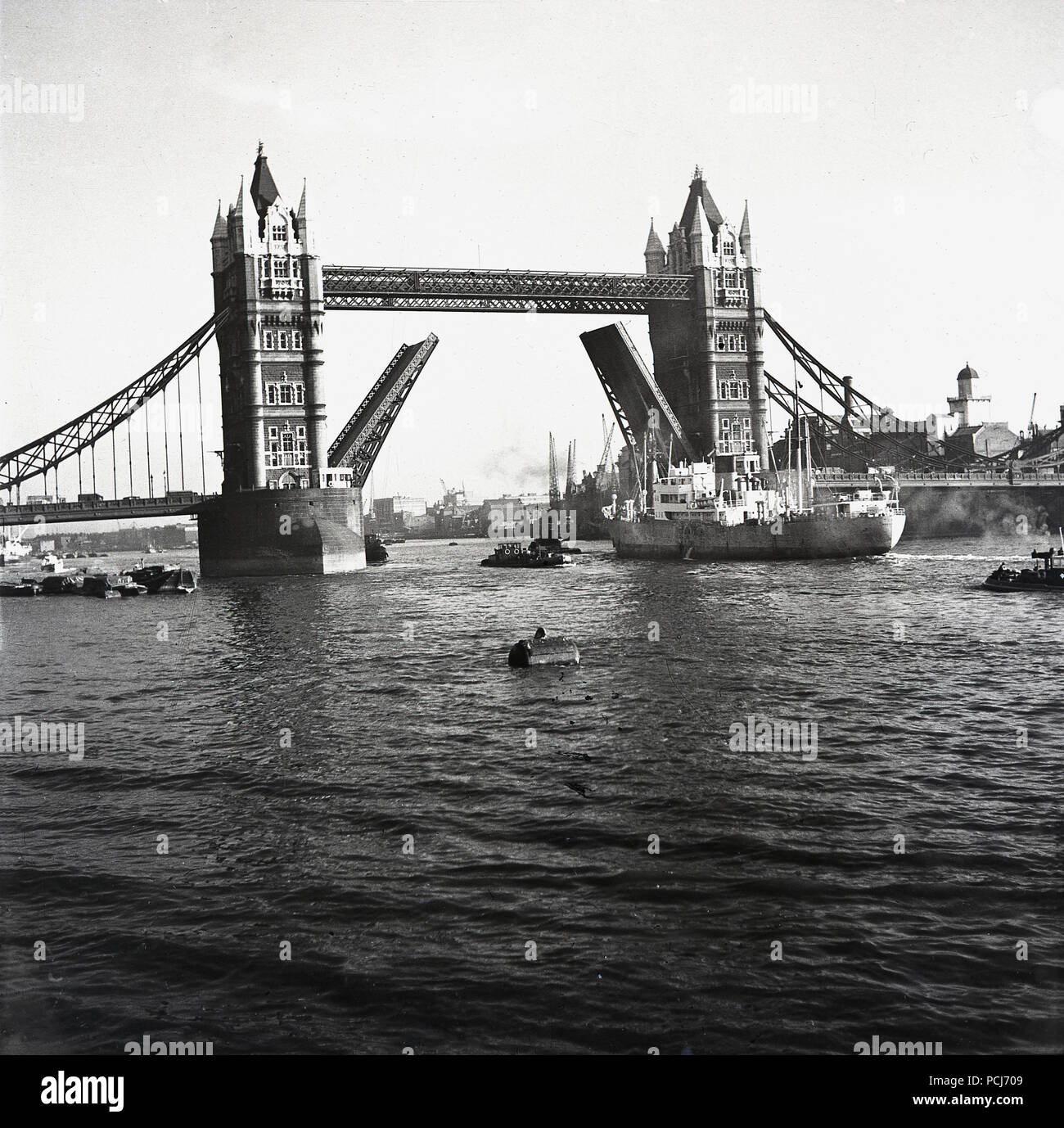 Tower Bridge 1960s Stock Photos & Tower Bridge 1960s Stock Images - Alamy
