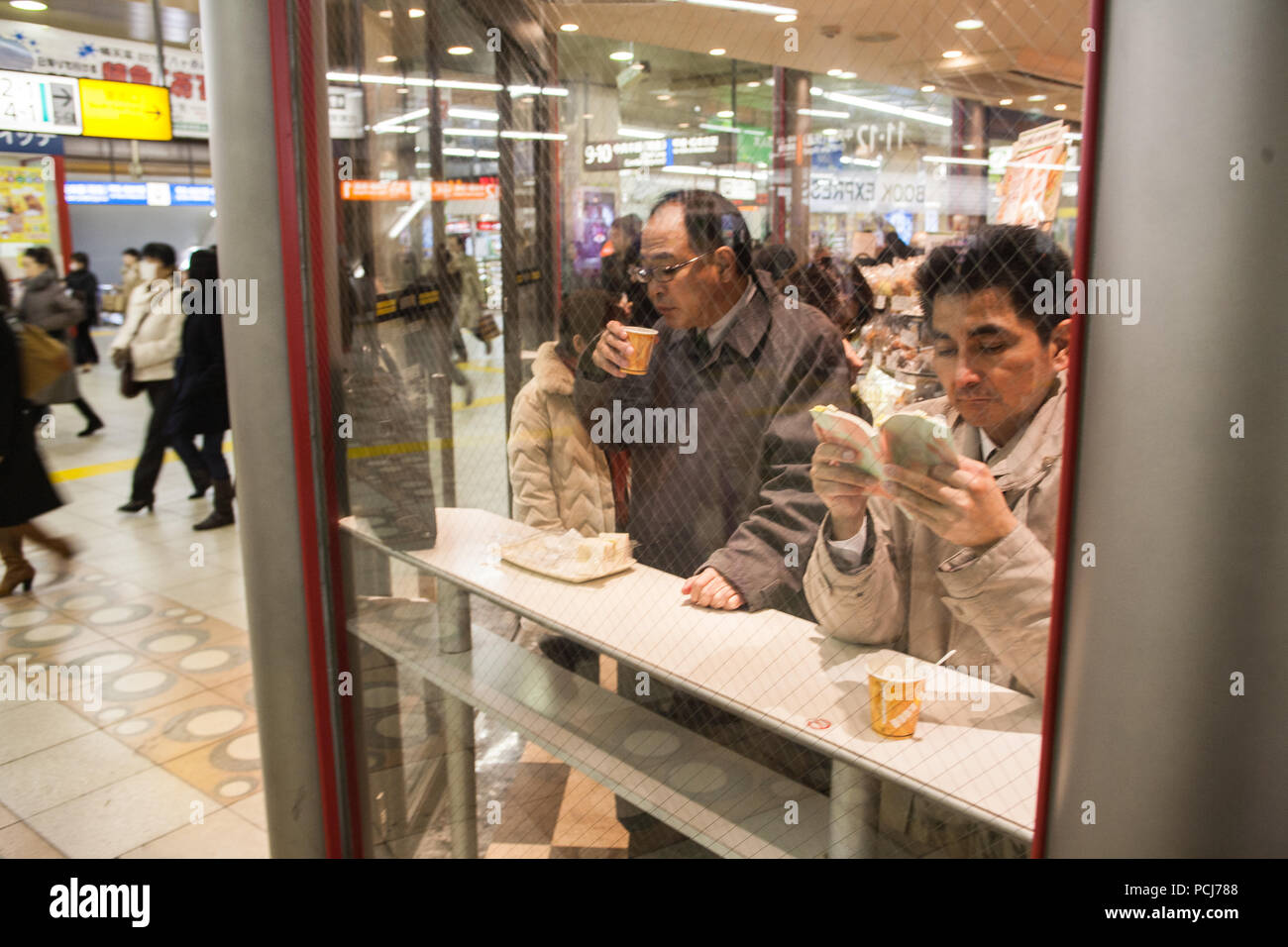 Standing restaurant tokyo hi-res stock photography and images - Alamy
