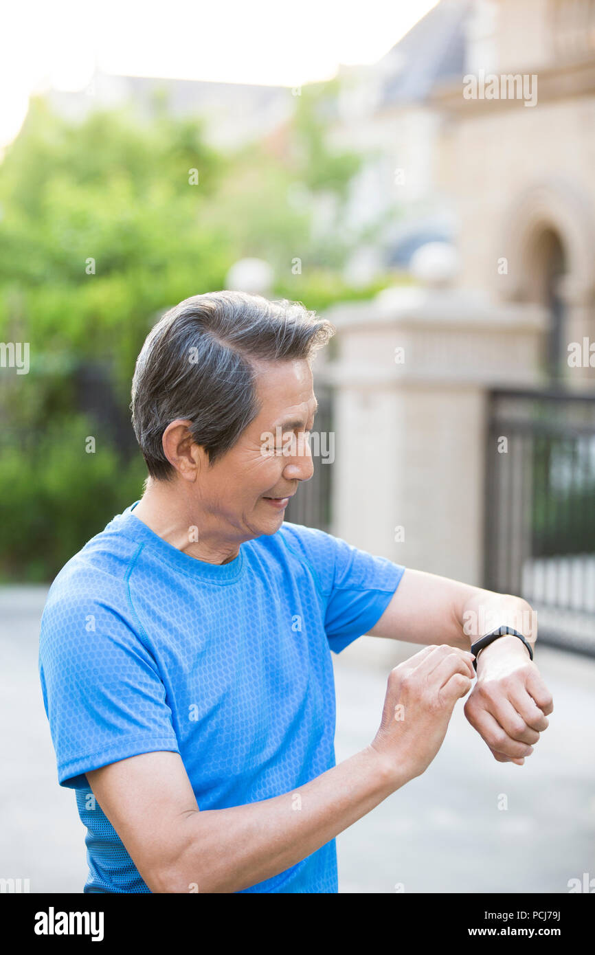 Indian man checking pulse hi-res stock photography and images - Alamy