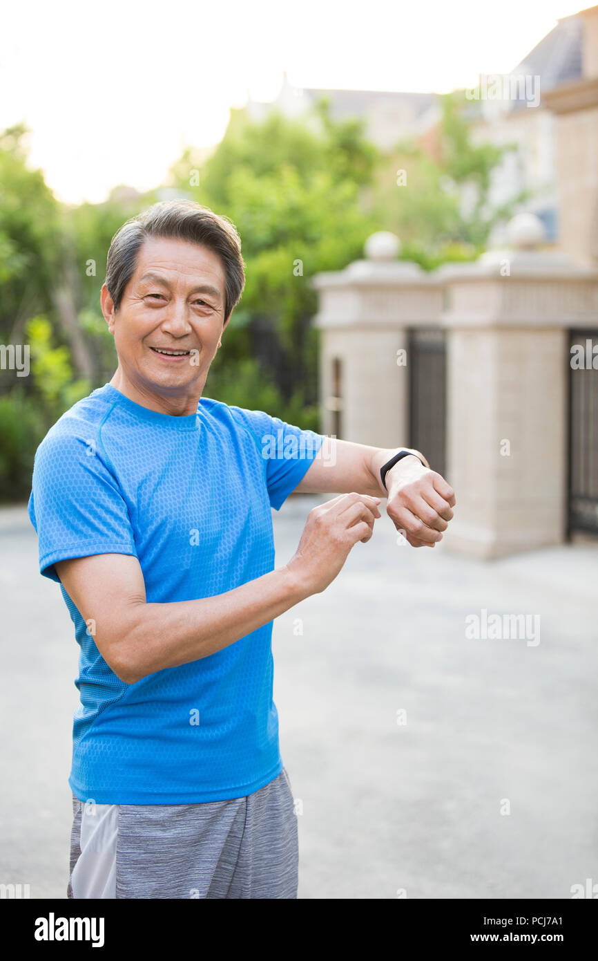 Indian man checking pulse hi-res stock photography and images - Alamy