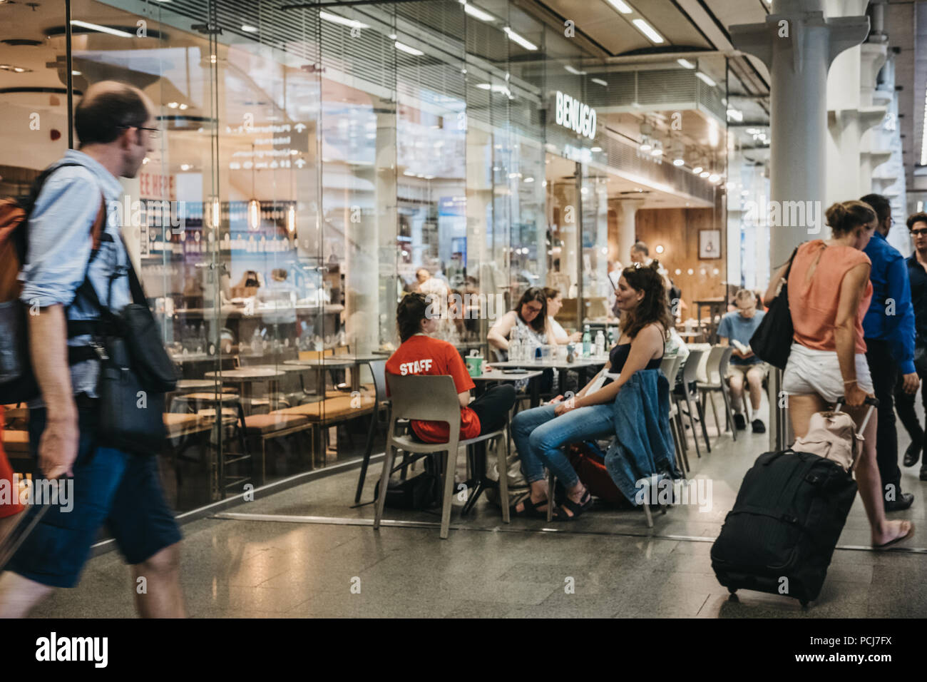 Rushing to shop hi-res stock photography and images - Alamy