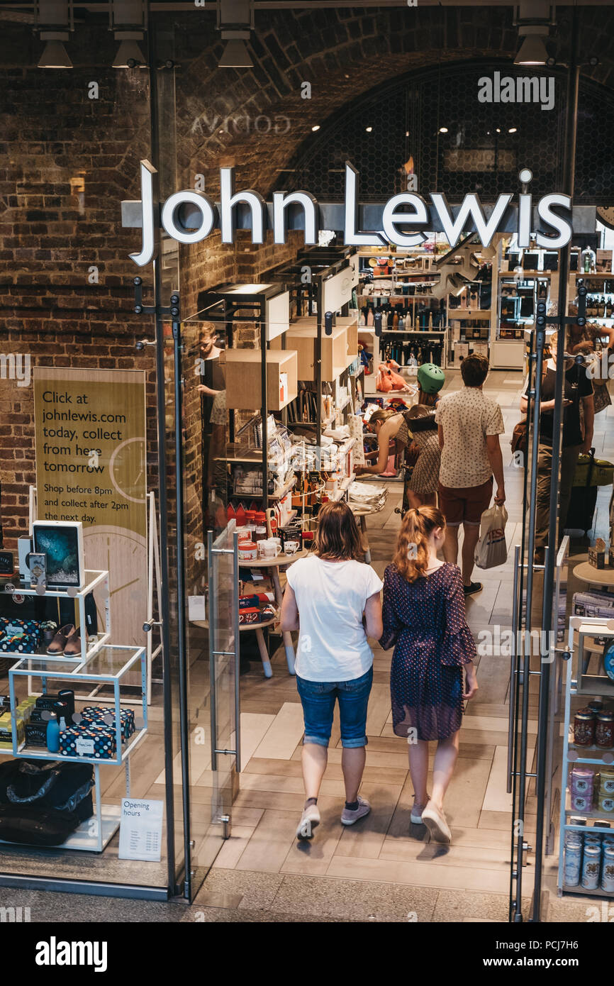 Shopping at st pancras hi-res stock photography and images - Alamy