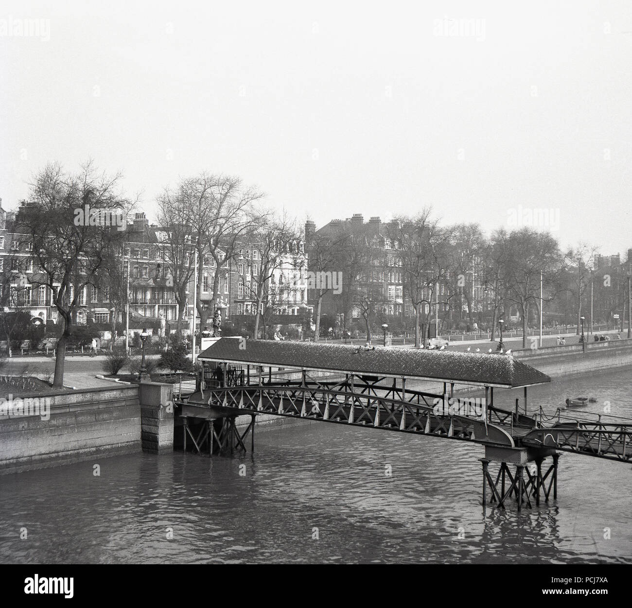 1957, historical, a view of the Cadogan pier at Cheywn Walk, Chelsea ...