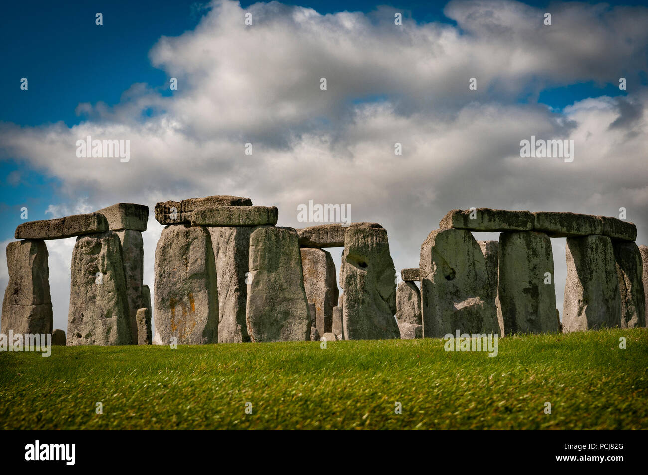 Stonehenge Neolithic henge and Bronze Age stone circle in Wiltshire, UK ...