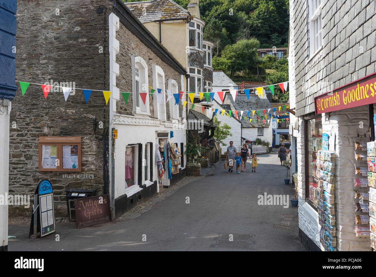 Village cornwall shops hi-res stock photography and images - Alamy