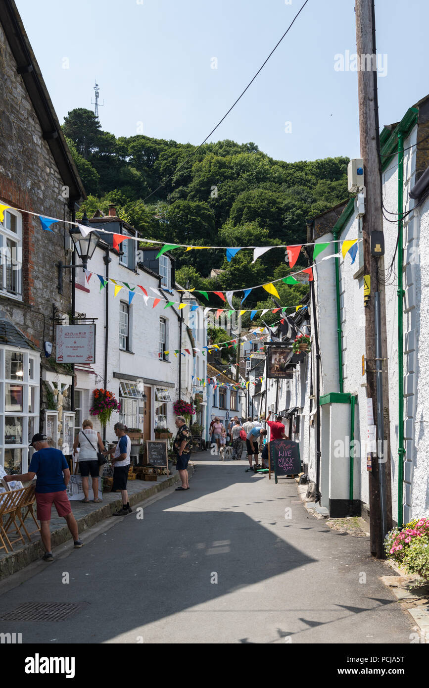 Holidaymakers in a narrow street of shops and restaurants in Polperro ...