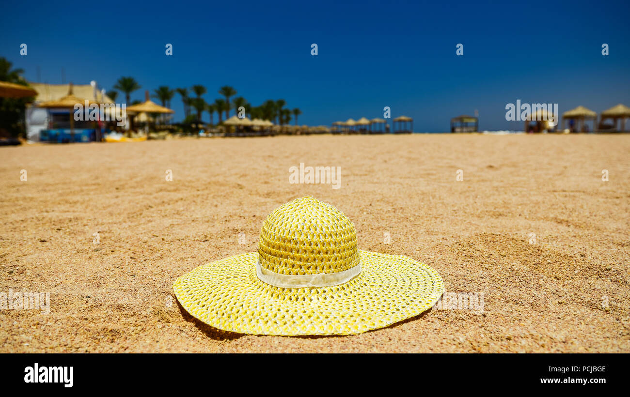 hat on sandy beach at seaside horizon background Stock Photo - Alamy
