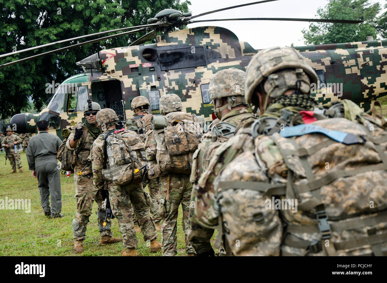 U.S. Army soldiers with Charlie Company, 100th Battalion, 442nd ...