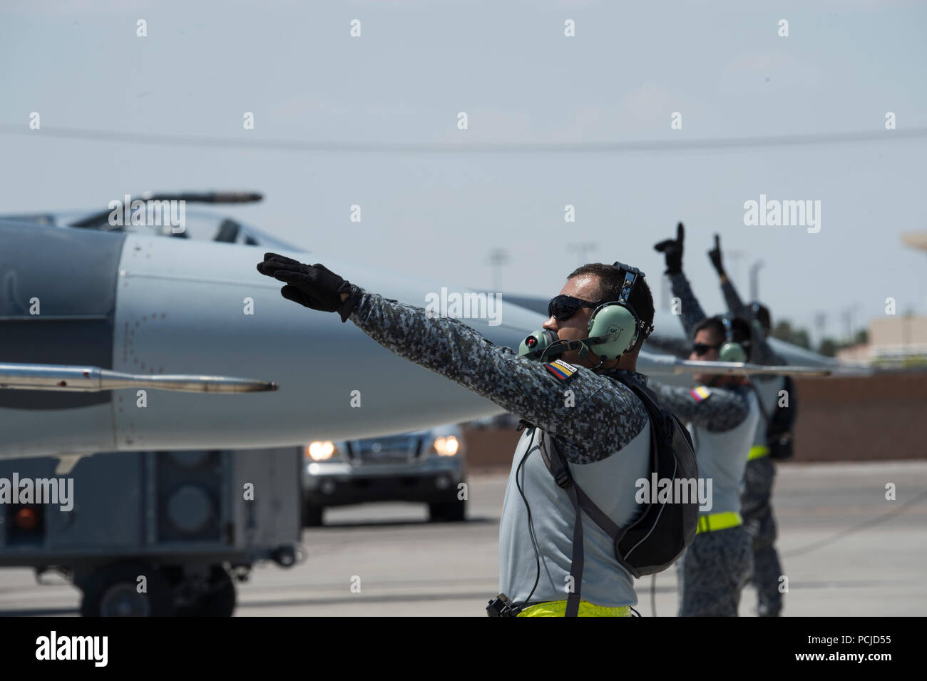 Colombian Air Force Kfir fighter jet crew chiefs signal Kfir pilots ...