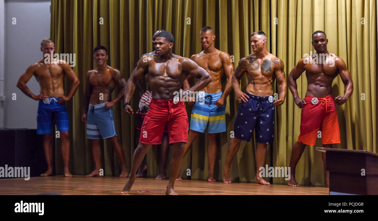 Mens classic physique hi-res stock photography and images - Alamy